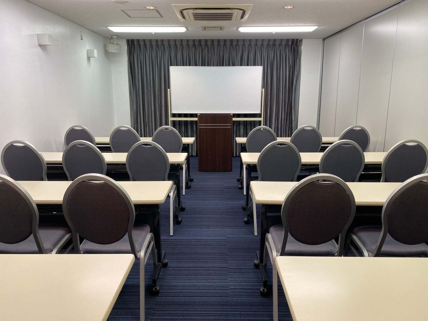 【コンファレンス東京】新宿Conference A（16－24名）新宿駅近でコスパ◎１時間なんと3300円～！の写真1