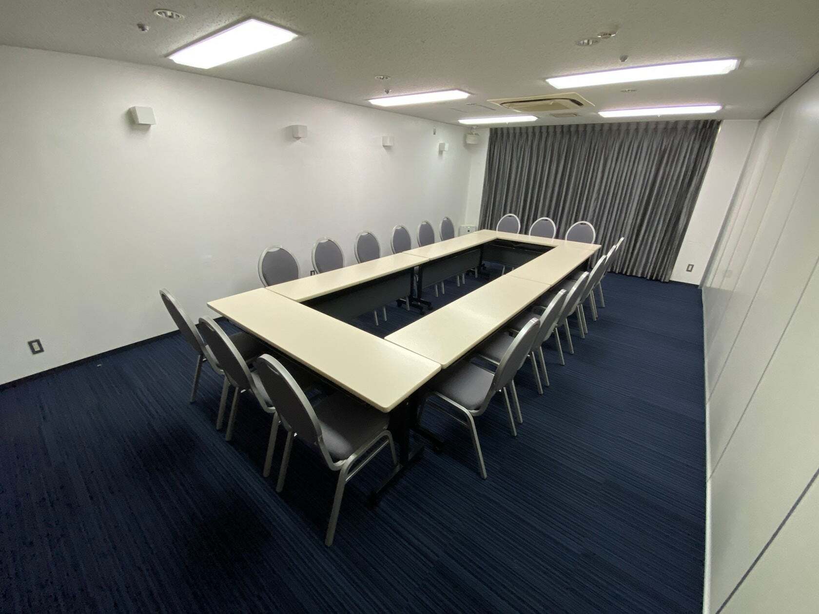 【コンファレンス東京】新宿Conference A（16－24名）新宿駅近でコスパ◎１時間なんと3300円～！の写真3