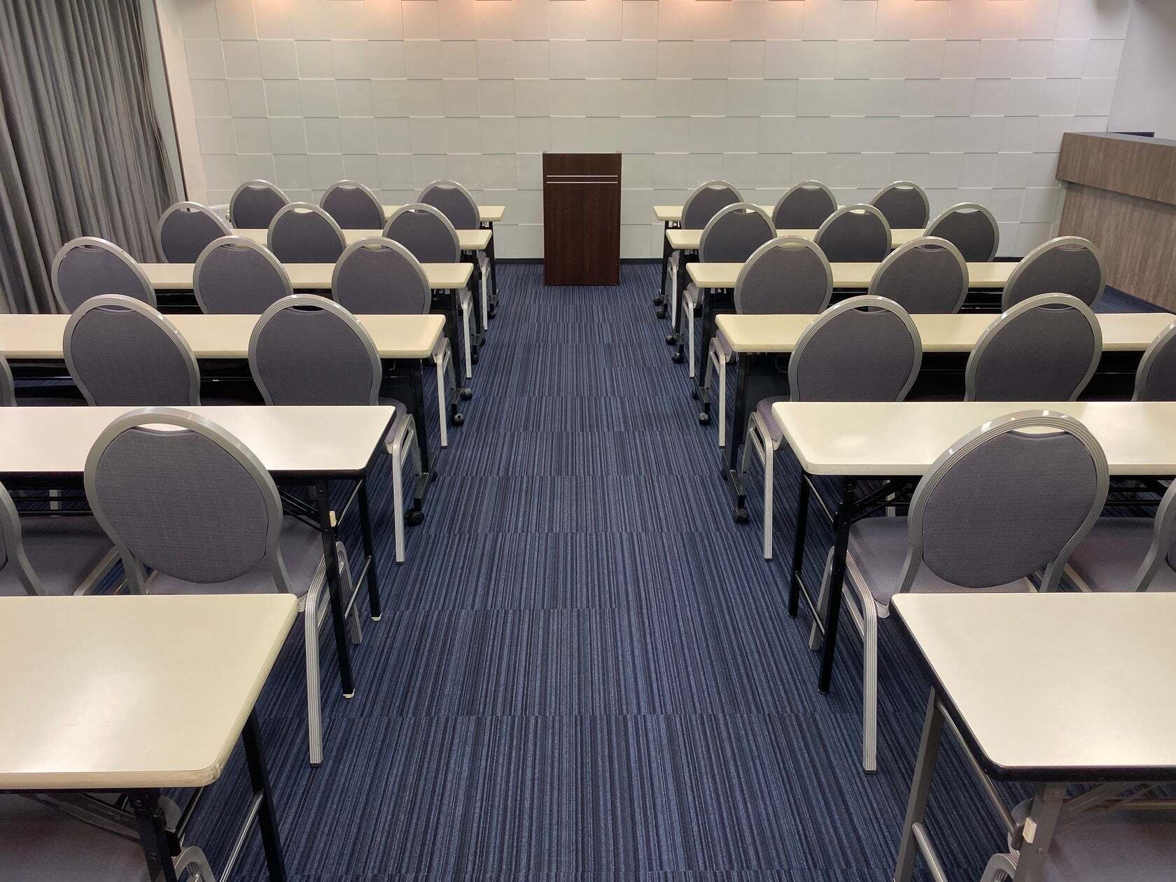 【コンファレンス東京】Conference B(スクール形式最大36名）新宿駅近でコスパ◎！の写真1