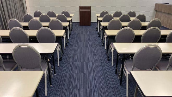 【コンファレンス東京】Conference B(スクール形式最大36名)新宿駅近でコスパ◎!の写真1