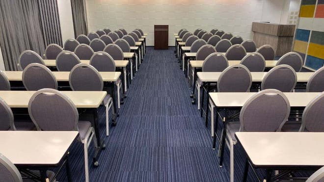 【コンファレンス東京】Conference AB(スクールスタイル最大60名)新宿駅近でコスパ◎!の写真1