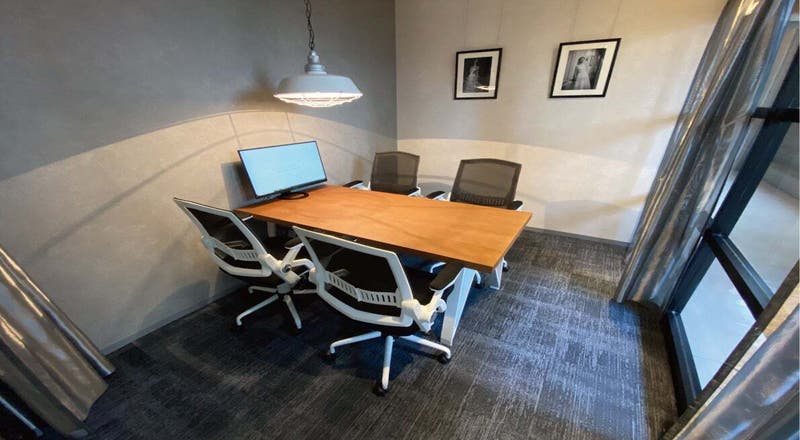 【コンファレンス札幌 - 「MeetingRoom A」】マンハッタンスタイルの洗練された会議室　テレワーク・Web会議に