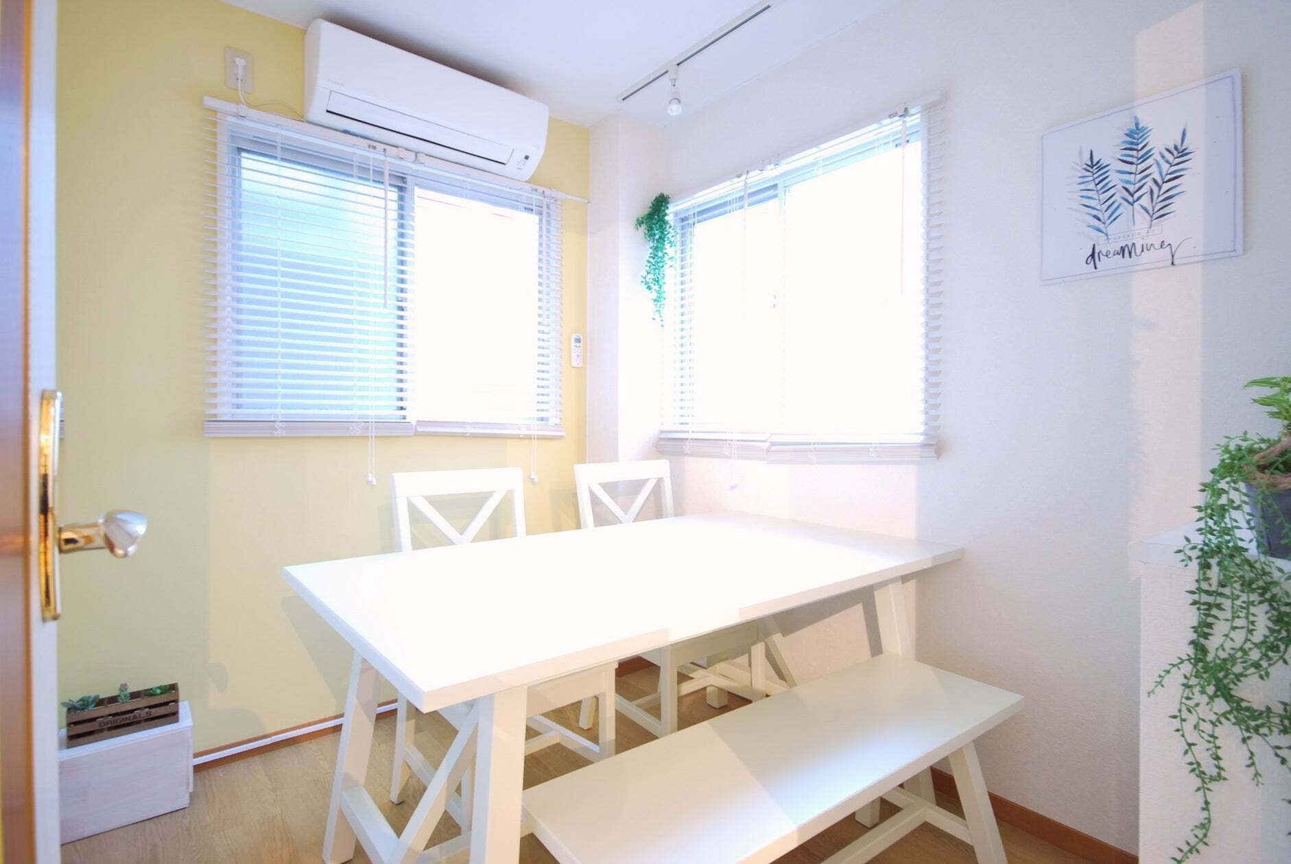 【恵比寿駅１分★RKFビル5階ルーム１】白と黄色が基調の明るいお部屋ですの写真1