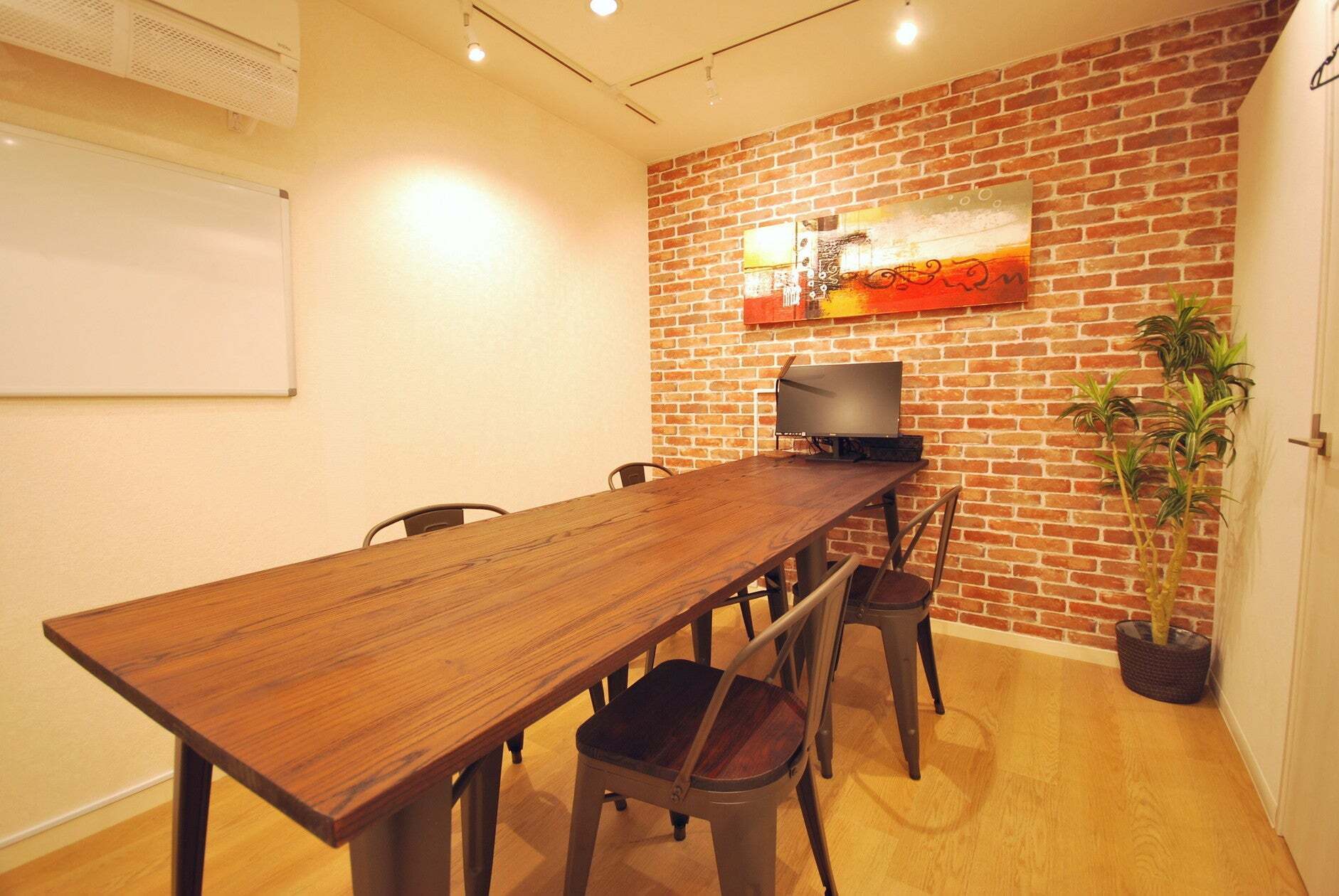 【RKFビル5階ルーム2】恵比寿駅1分！デスクライトや23インチモニター完備で仕事や作業、打ち合わせ、オンライン会議、面接に最適の写真1