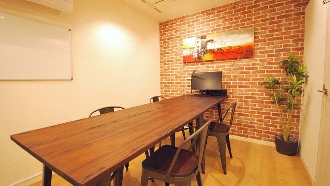 【RKFビル5階ルーム2】恵比寿駅1分!デスクライトや23インチモニター完備で仕事や作業、打ち合わせ、オンライン会議、面接に最適の写真1