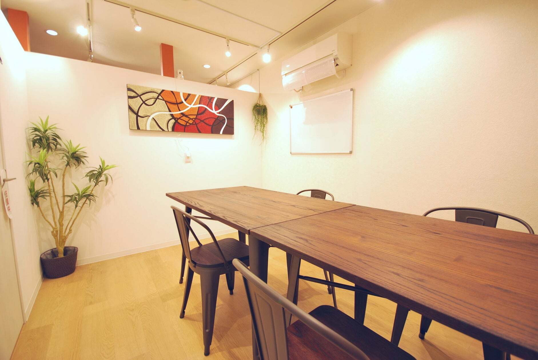 【RKFビル5階ルーム2】恵比寿駅1分！デスクライトや23インチモニター完備で仕事や作業、打ち合わせ、オンライン会議、面接に最適の写真2