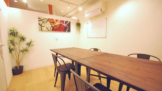 【RKFビル5階ルーム2】恵比寿駅1分!デスクライトや23インチモニター完備で仕事や作業、打ち合わせ、オンライン会議、面接に最適の写真2