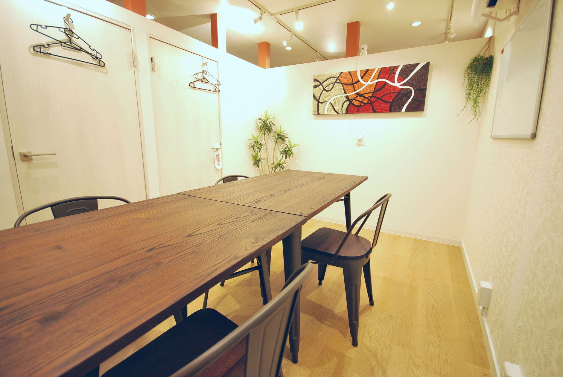 【RKFビル5階ルーム2】恵比寿駅1分！デスクライトや23インチモニター完備で仕事や作業、打ち合わせ、オンライン会議、面接に最適の写真3