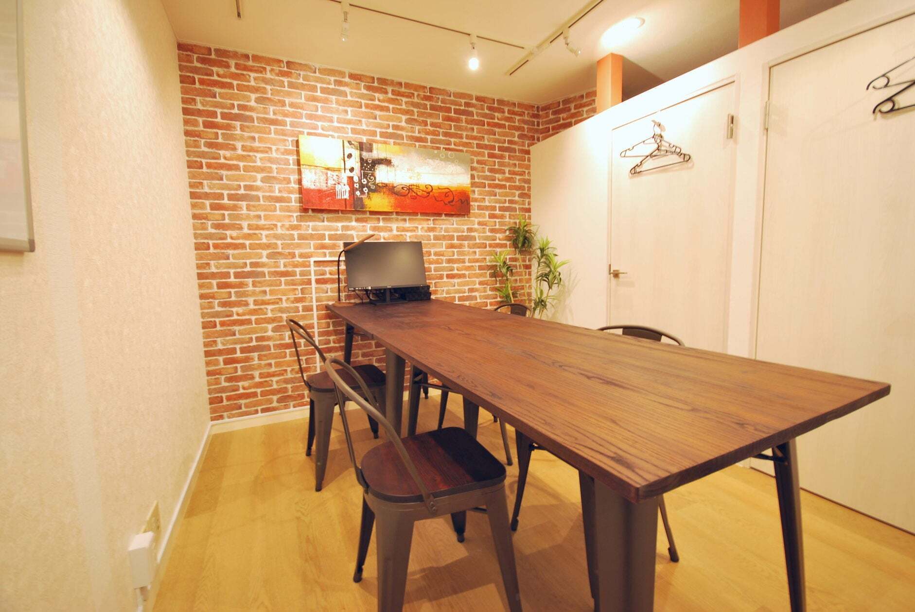 【RKFビル5階ルーム2】恵比寿駅1分！デスクライトや23インチモニター完備で仕事や作業、打ち合わせ、オンライン会議、面接に最適の写真4