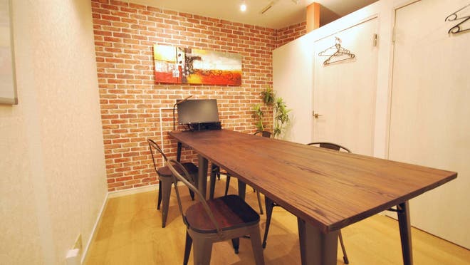 【RKFビル5階ルーム2】恵比寿駅1分!デスクライトや23インチモニター完備で仕事や作業、打ち合わせ、オンライン会議、面接に最適の写真4