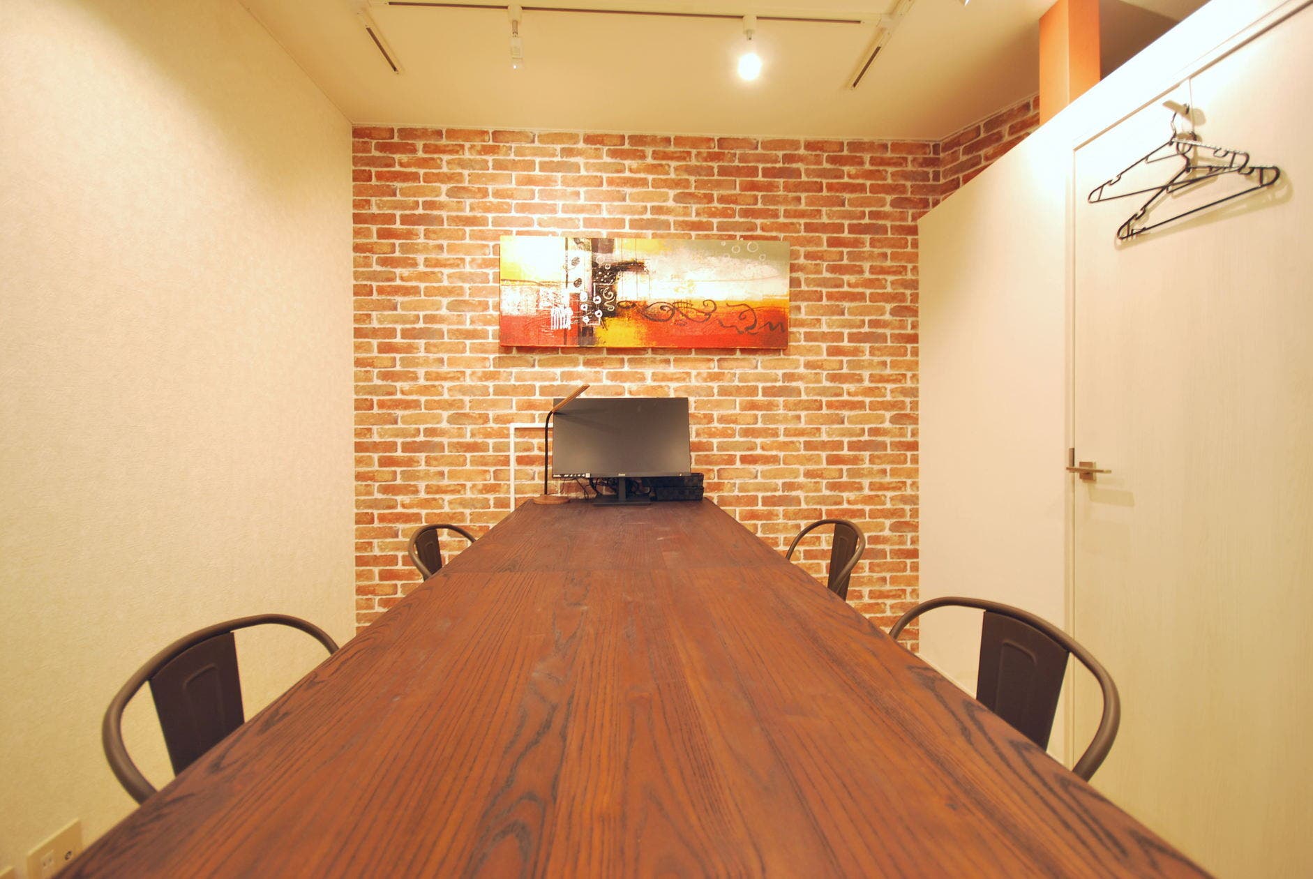 【RKFビル5階ルーム2】恵比寿駅1分！デスクライトや23インチモニター完備で仕事や作業、打ち合わせ、オンライン会議、面接に最適の写真5