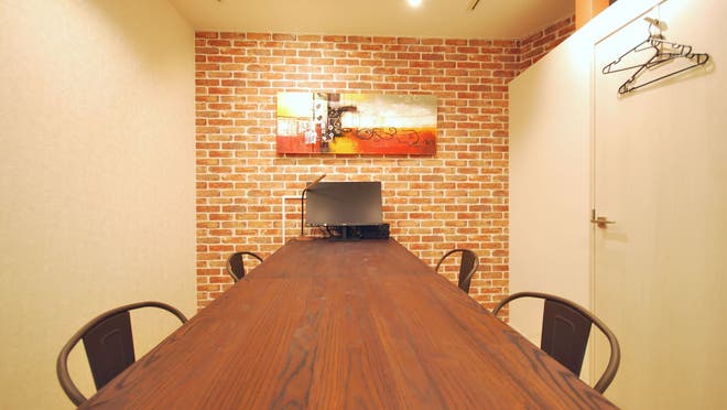 【RKFビル5階ルーム2】恵比寿駅1分!デスクライトや23インチモニター完備で仕事や作業、打ち合わせ、オンライン会議、面接に最適の写真5