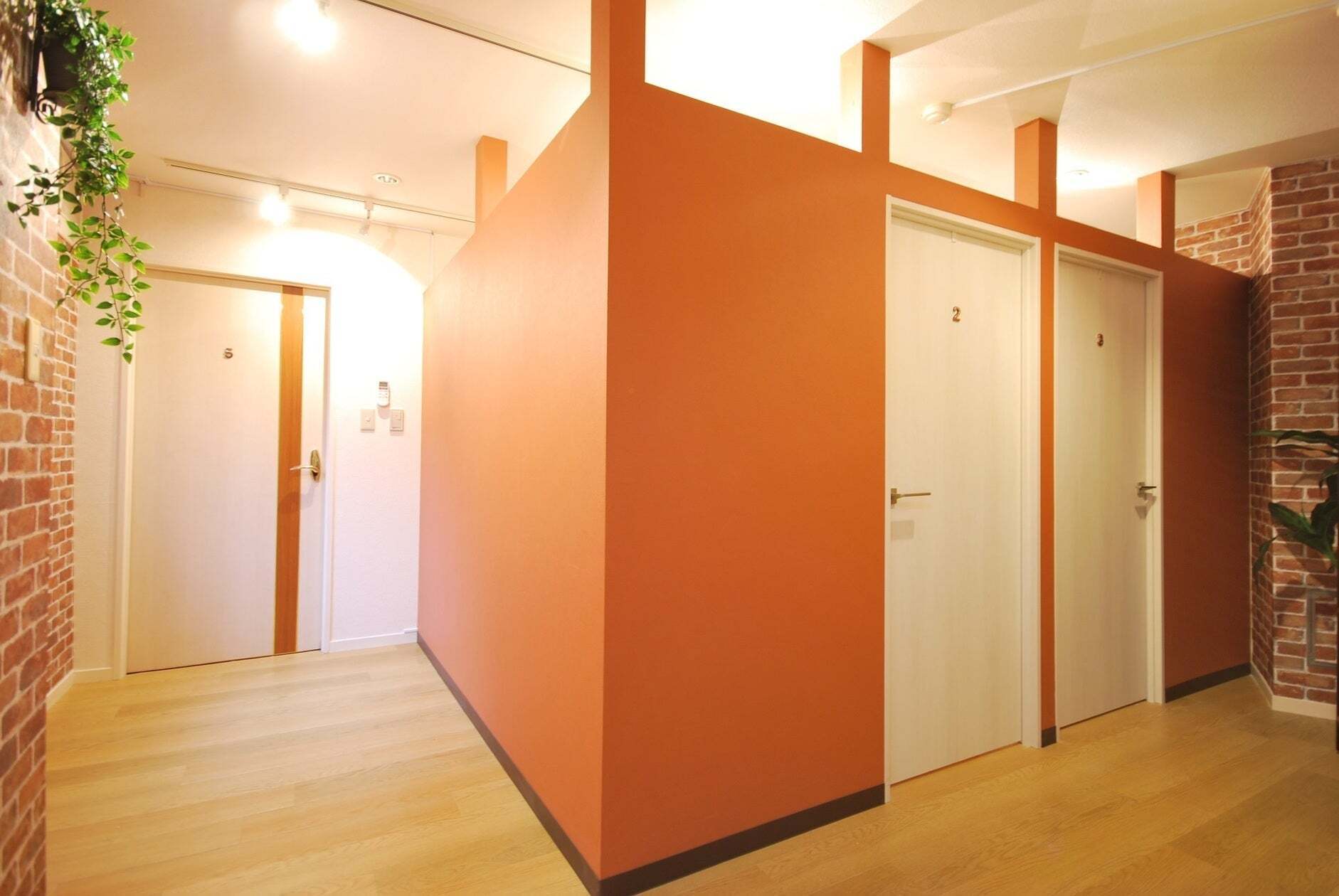 【RKFビル5階ルーム2】恵比寿駅1分！デスクライトや23インチモニター完備で仕事や作業、打ち合わせ、オンライン会議、面接に最適の写真6