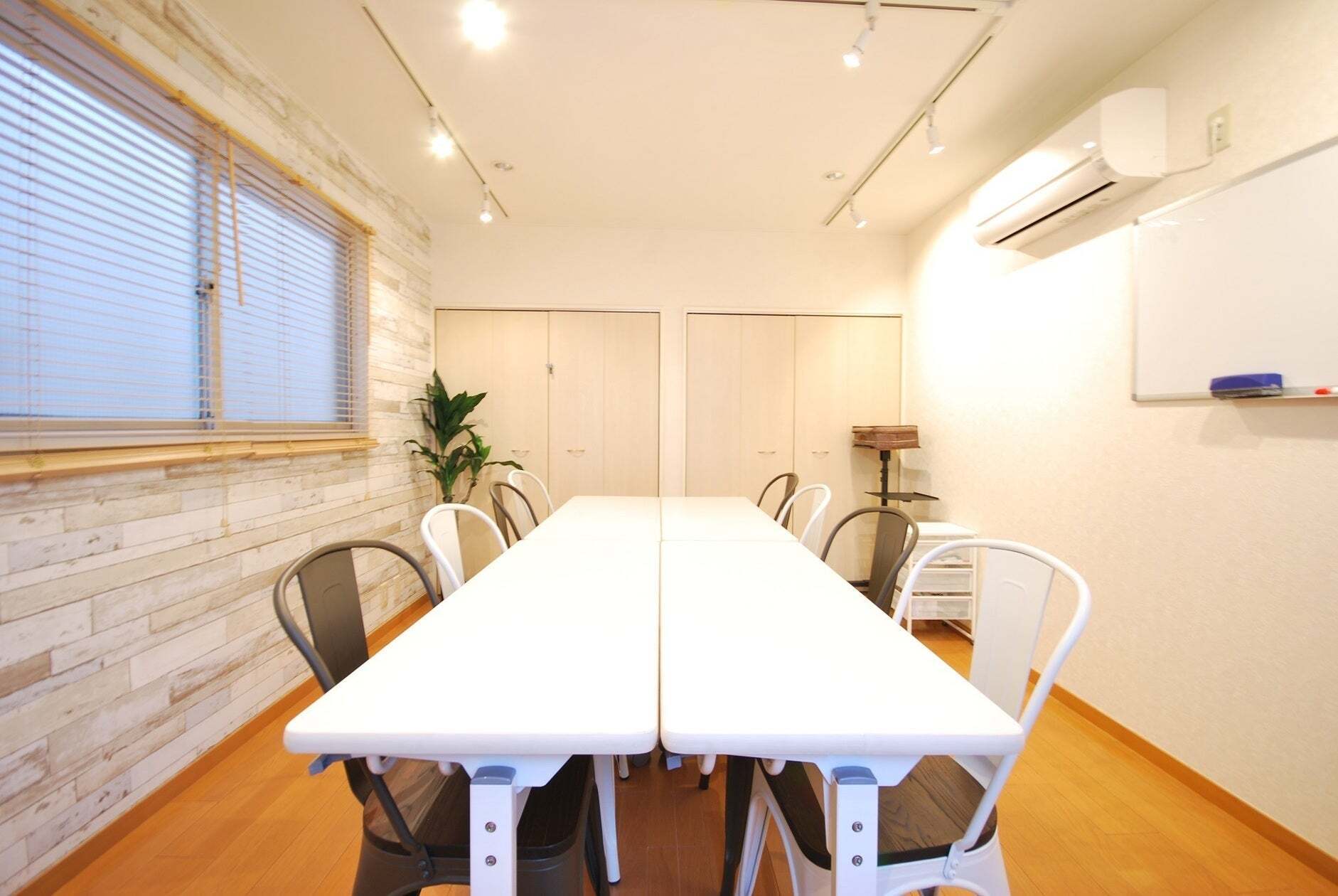 最大8名着席可能！窓が２つあり換気も十分可能な明るい会議室です。WiFi、飛沫防止アクリルパーテンションもご用意の写真1
