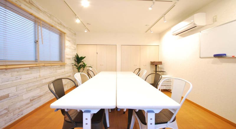 最大8名着席可能！窓が２つあり換気も十分可能な明るい会議室です。WiFi、飛沫防止アクリルパーテンションもご用意