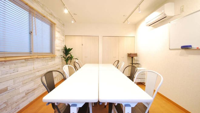 最大8名着席可能!窓が2つあり換気も十分可能な明るい会議室です。WiFi、飛沫防止アクリルパーテンションもご用意の写真1