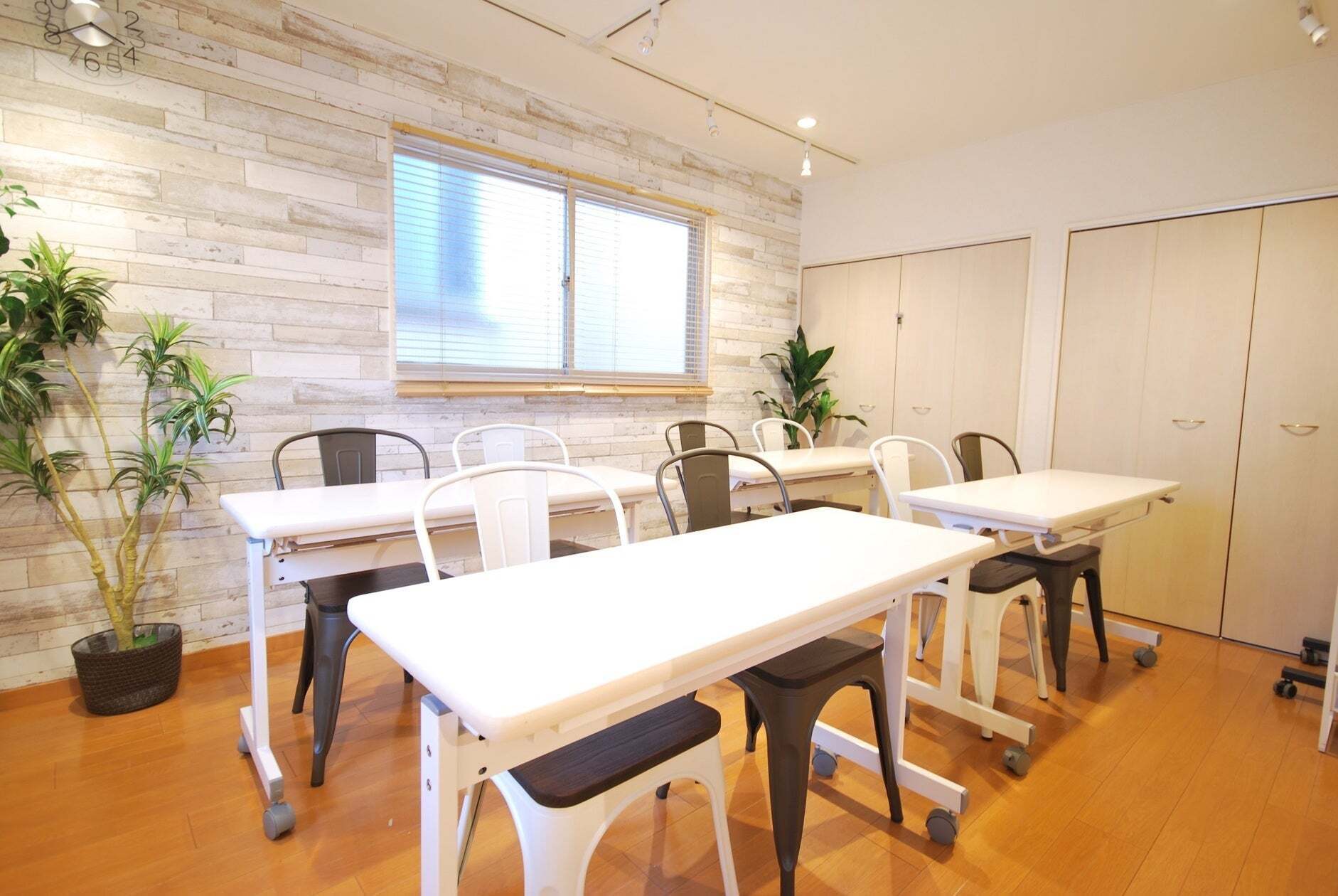 最大8名着席可能！窓が２つあり換気も十分可能な明るい会議室です。WiFi、飛沫防止アクリルパーテンションもご用意の写真2