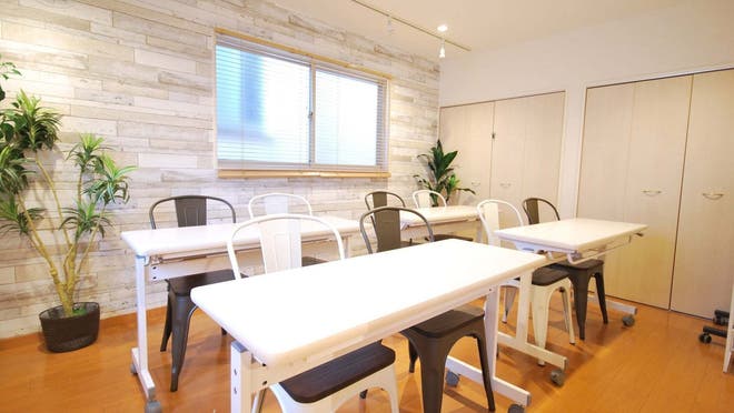 最大8名着席可能!窓が2つあり換気も十分可能な明るい会議室です。WiFi、飛沫防止アクリルパーテンションもご用意の写真2