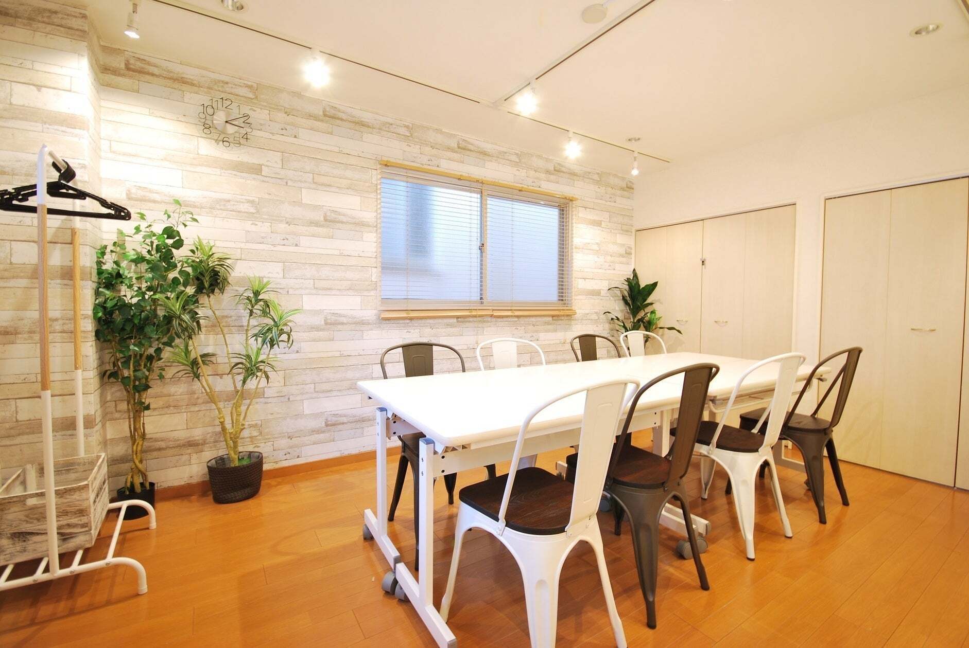 最大8名着席可能！窓が２つあり換気も十分可能な明るい会議室です。WiFi、飛沫防止アクリルパーテンションもご用意の写真3