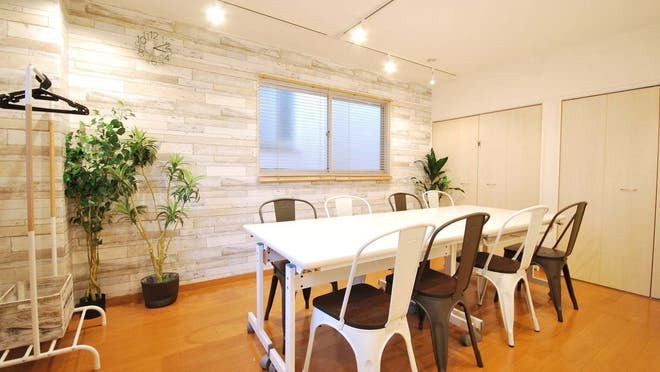 最大8名着席可能!窓が2つあり換気も十分可能な明るい会議室です。WiFi、飛沫防止アクリルパーテンションもご用意の写真3