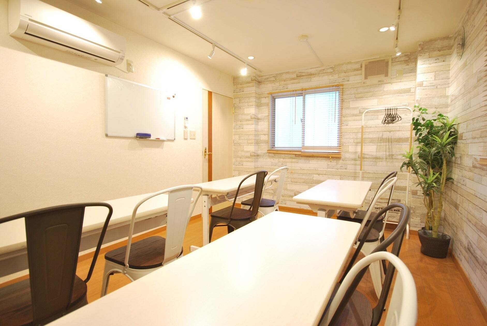 最大8名着席可能！窓が２つあり換気も十分可能な明るい会議室です。WiFi、飛沫防止アクリルパーテンションもご用意の写真4