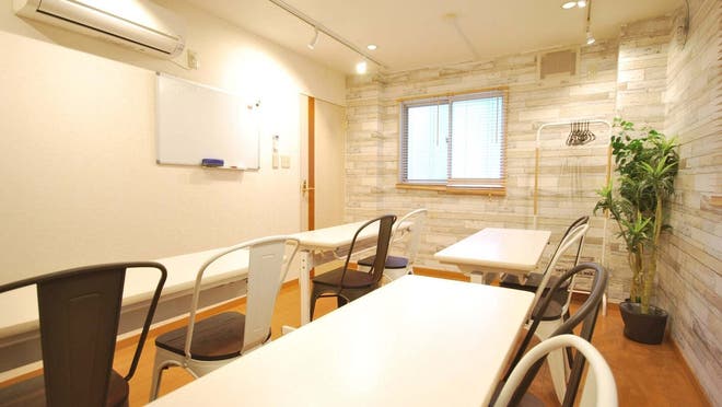 最大8名着席可能!窓が2つあり換気も十分可能な明るい会議室です。WiFi、飛沫防止アクリルパーテンションもご用意の写真4