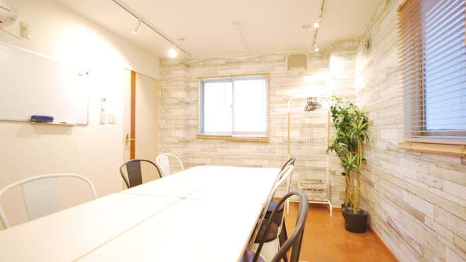 最大8名着席可能!窓が2つあり換気も十分可能な明るい会議室です。WiFi、飛沫防止アクリルパーテンションもご用意の写真5