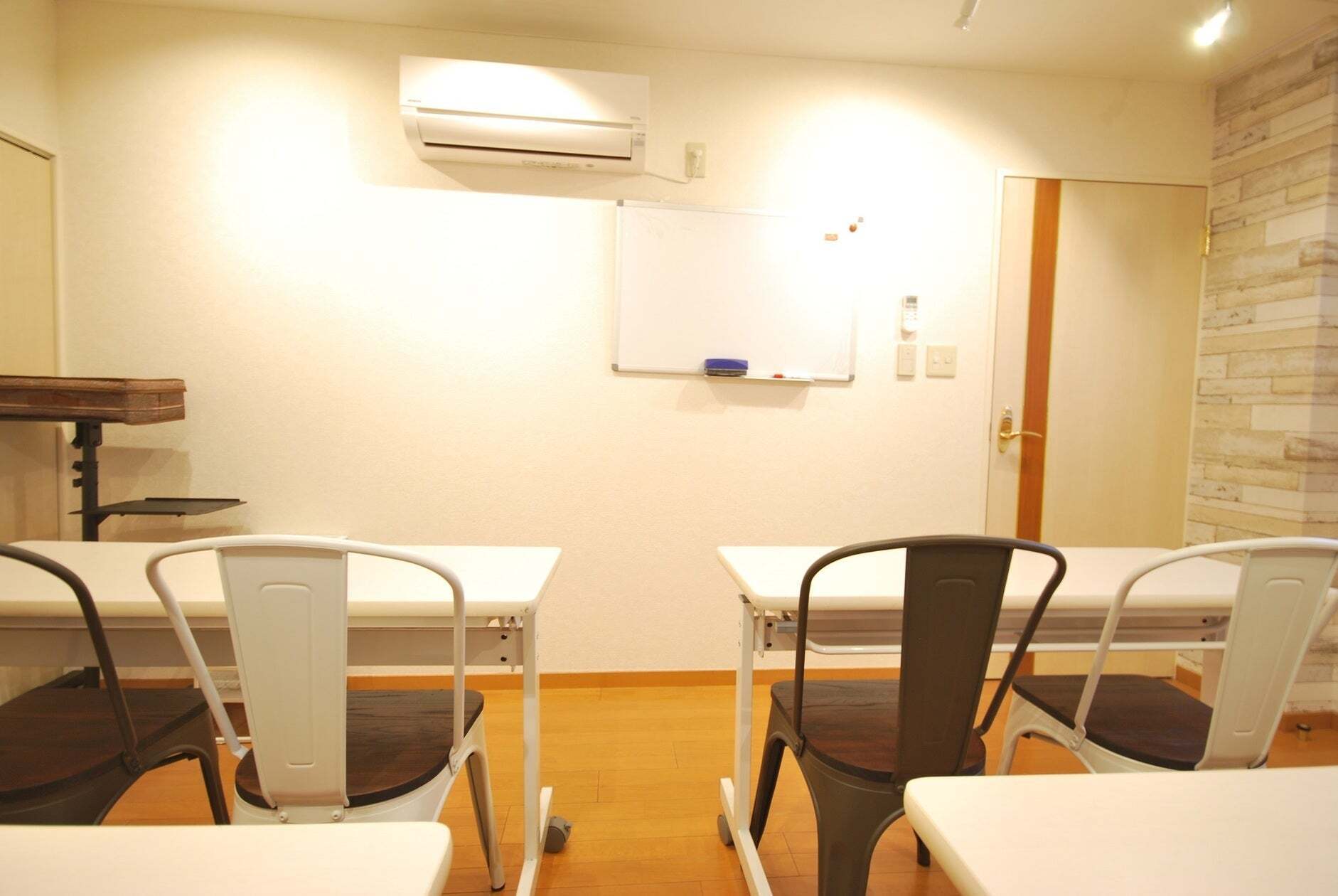 最大8名着席可能！窓が２つあり換気も十分可能な明るい会議室です。WiFi、飛沫防止アクリルパーテンションもご用意の写真6