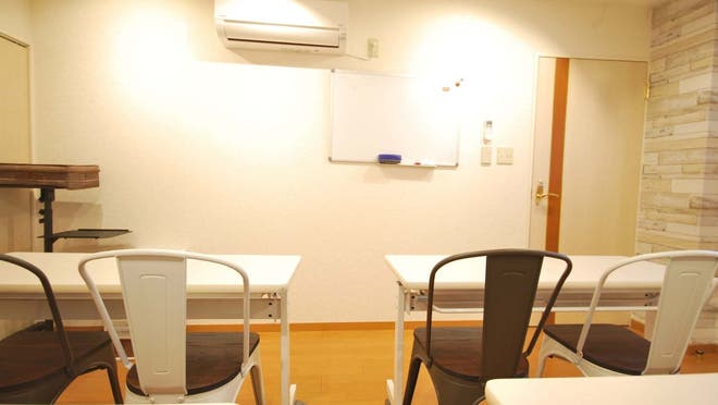 最大8名着席可能!窓が2つあり換気も十分可能な明るい会議室です。WiFi、飛沫防止アクリルパーテンションもご用意の写真6