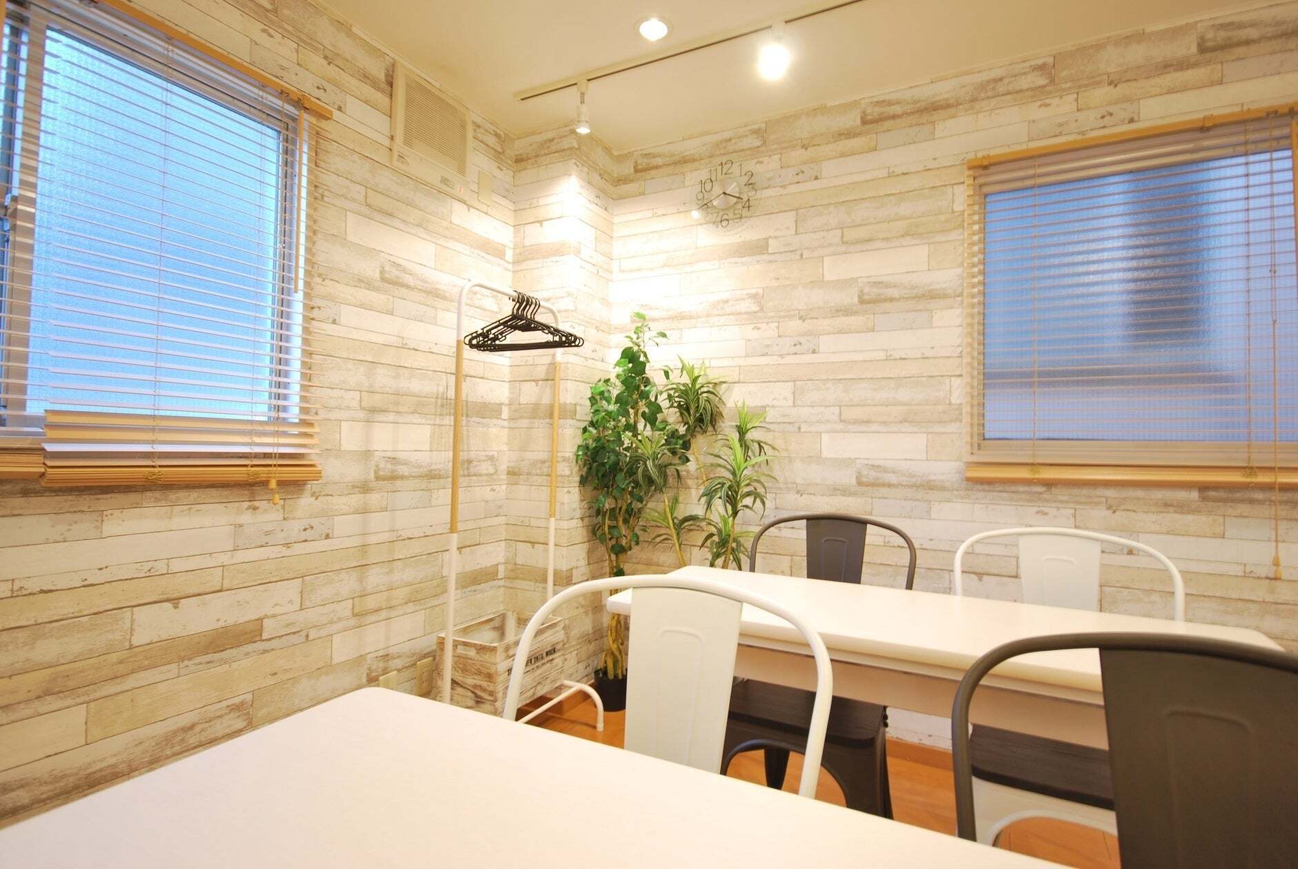 最大8名着席可能！窓が２つあり換気も十分可能な明るい会議室です。WiFi、飛沫防止アクリルパーテンションもご用意の写真7