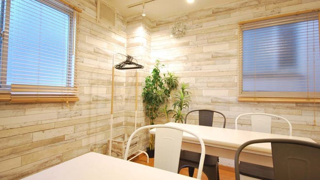 最大8名着席可能!窓が2つあり換気も十分可能な明るい会議室です。WiFi、飛沫防止アクリルパーテンションもご用意の写真7