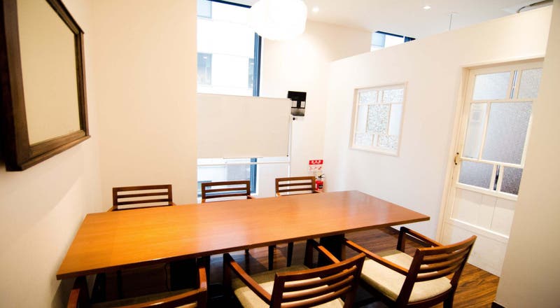 【Katsuki Cafe 銀座店会議室】中央通り銀座7丁目交差点徒歩1分！着席6名利用可/Wi-Fi・電源・ホワイトボード完備