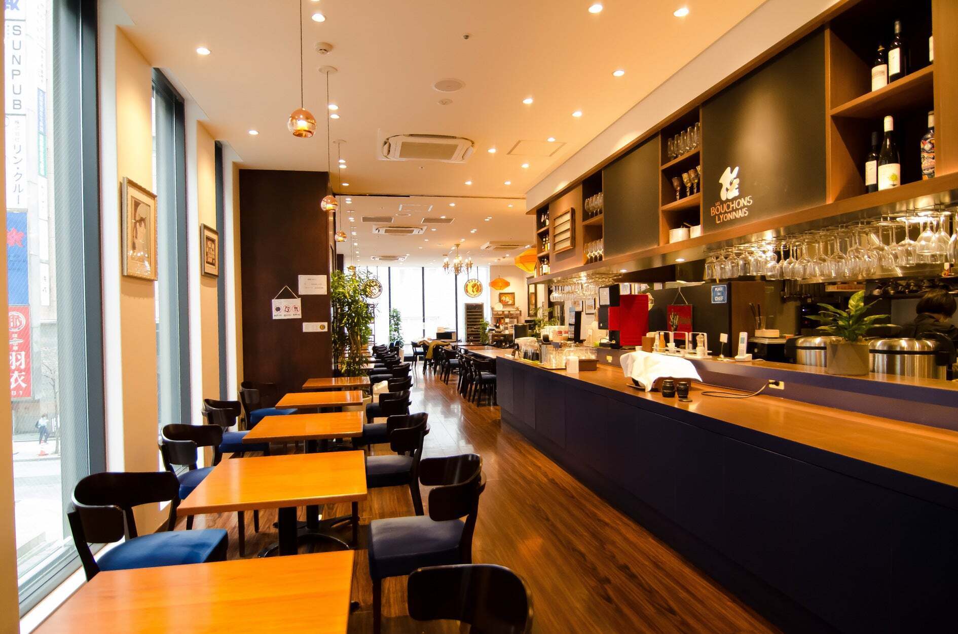 【Katsuki Cafe 銀座店会議室】中央通り銀座7丁目交差点徒歩1分！着席6名利用可/Wi-Fi・電源・ホワイトボード完備の写真4