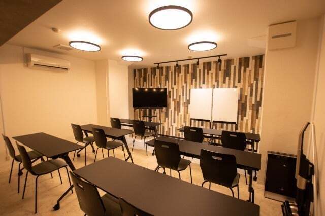 京橋駅3分、東京駅8分の非常に便利な立地です。 2022年1月にリニューアル。 なお、本会議室の土足でのご利用はご遠慮ください。の写真1