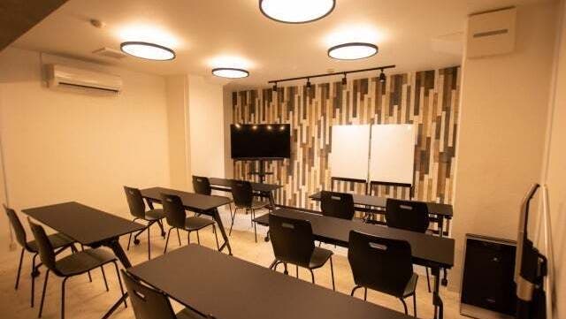 京橋駅3分、東京駅8分の非常に便利な立地です。 2022年1月にリニューアル。 なお、本会議室の土足でのご利用はご遠慮ください。の写真1