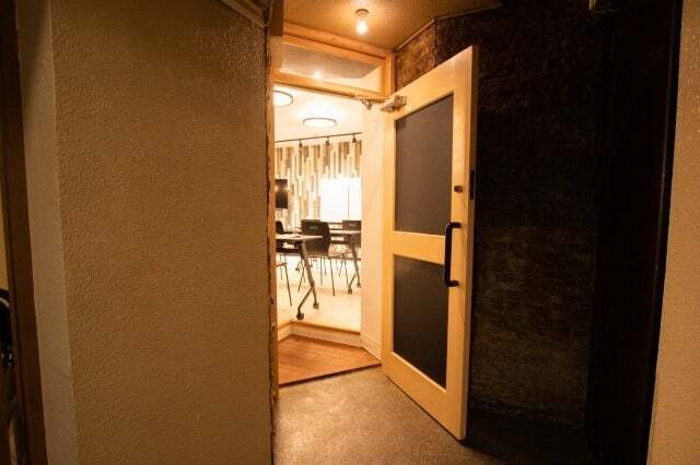 京橋駅3分、東京駅8分の非常に便利な立地です。 2022年1月にリニューアル。 なお、本会議室の土足でのご利用はご遠慮ください。の写真7