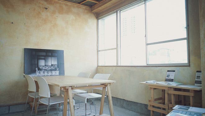 【宇都宮中心部・二荒山神社から徒歩3分】廃墟をリノベした貸会議室★24時間利用可/4-6人掛テーブルの写真3