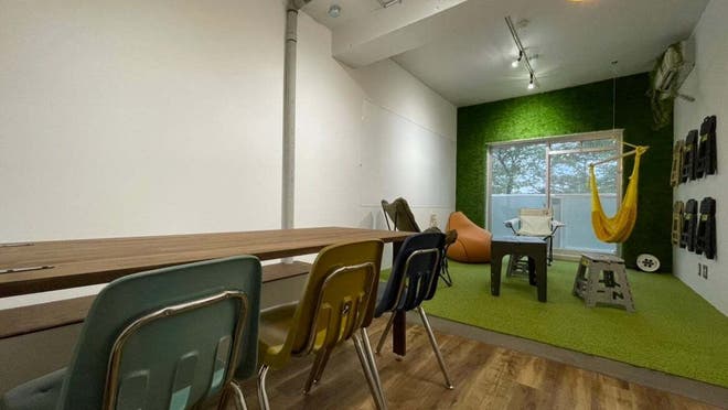 アウトドアな雰囲気でのミーティングの写真1