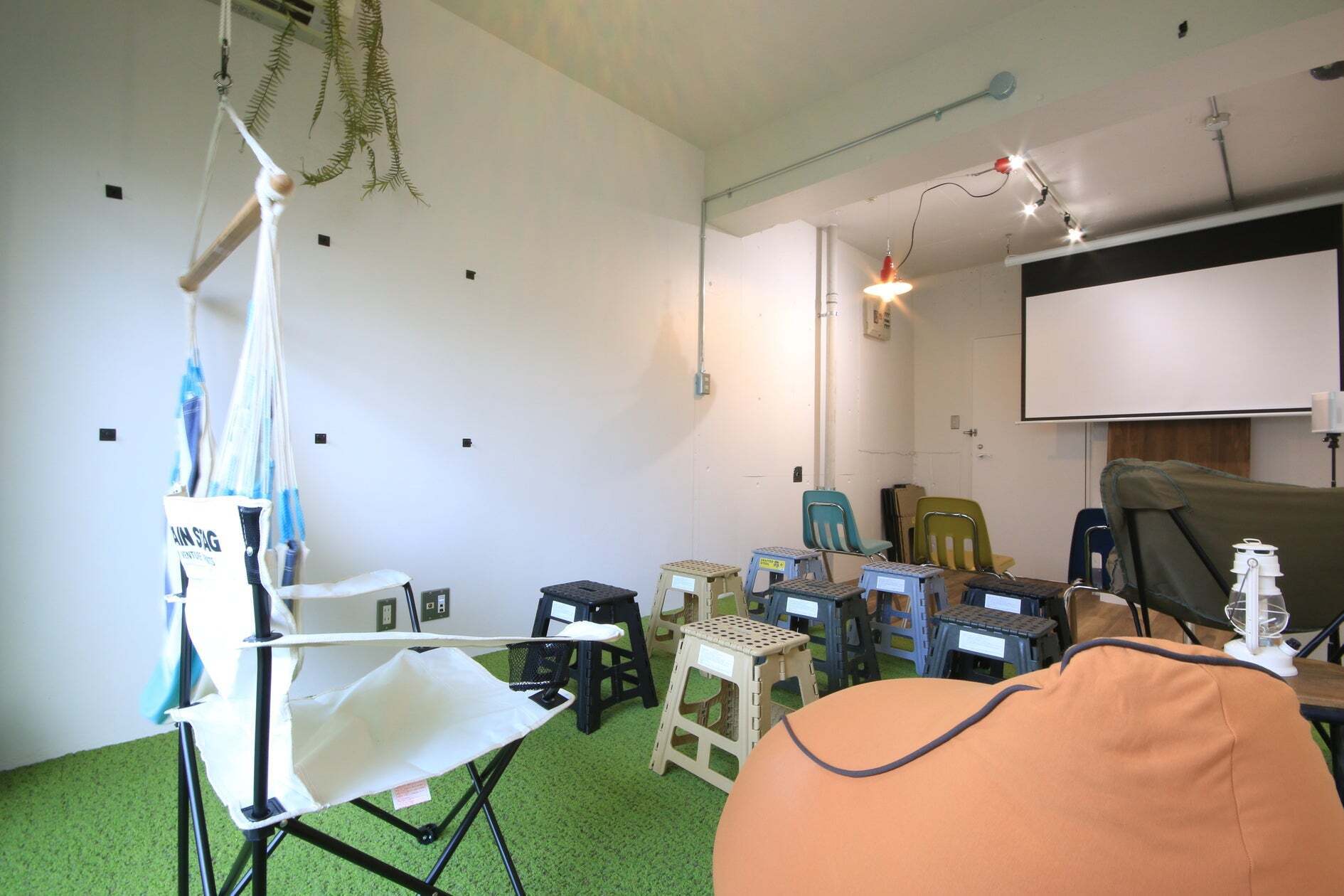 アウトドアな雰囲気でのミーティングの写真10