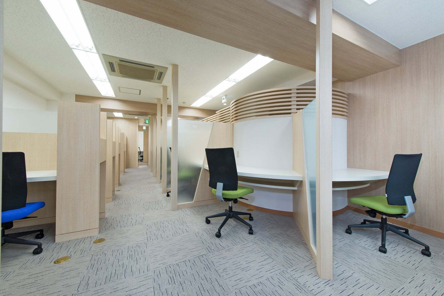 ⭐️新宿三丁目駅C8出口すぐ⭐️スタッフ常駐で安心してご利用いただけます✨Wi-Fi有り　Googleレビューで「１回無料券」の写真3