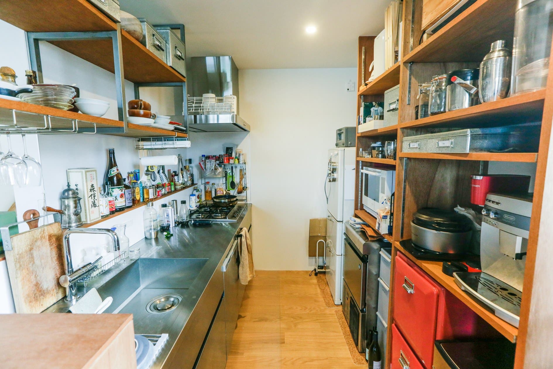 清澄白河駅から7分。酒屋付き住宅のリビングスペース。の写真5