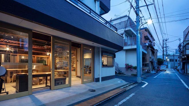 旧町工場を改修したインダストリアルなコワーキングカフェの写真3