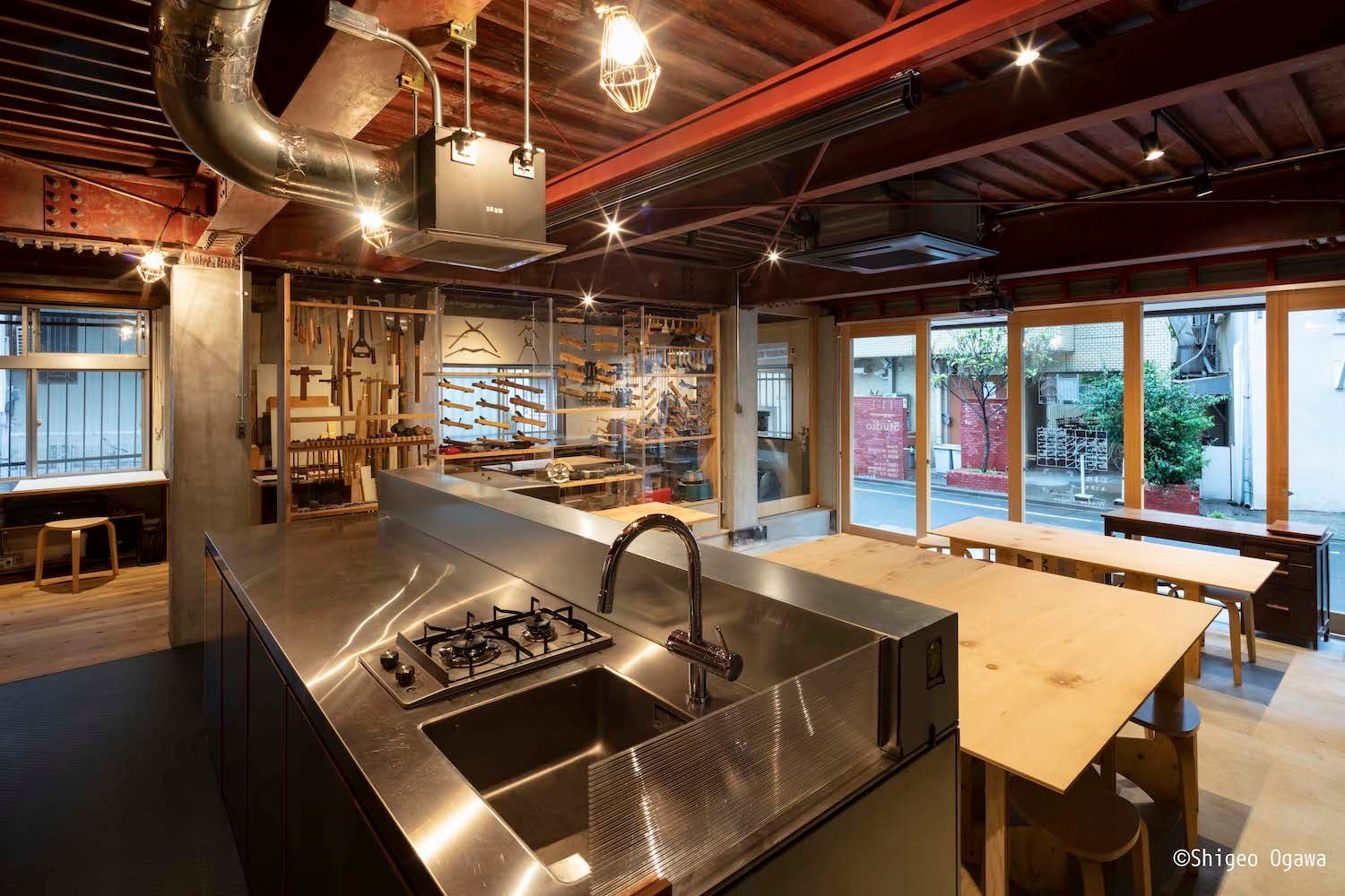 旧町工場を改修したインダストリアルなコワーキングカフェの写真4