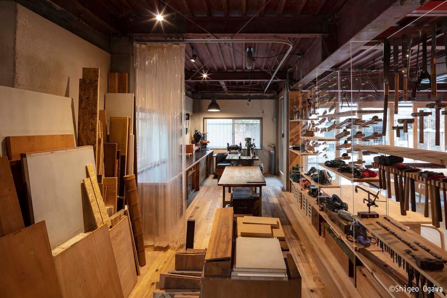 旧町工場を改修したインダストリアルなコワーキングカフェの写真6