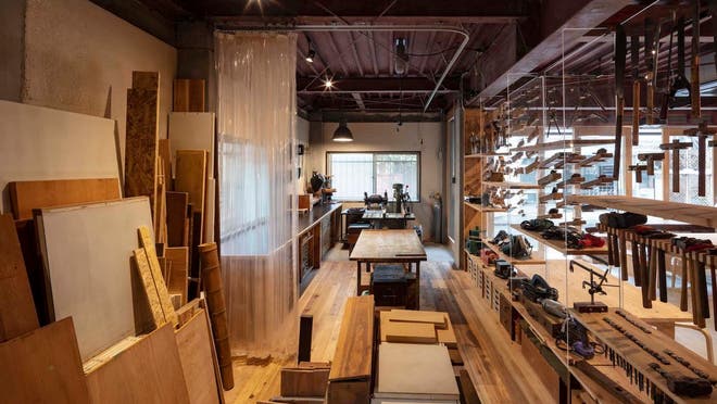 旧町工場を改修したインダストリアルなコワーキングカフェの写真6