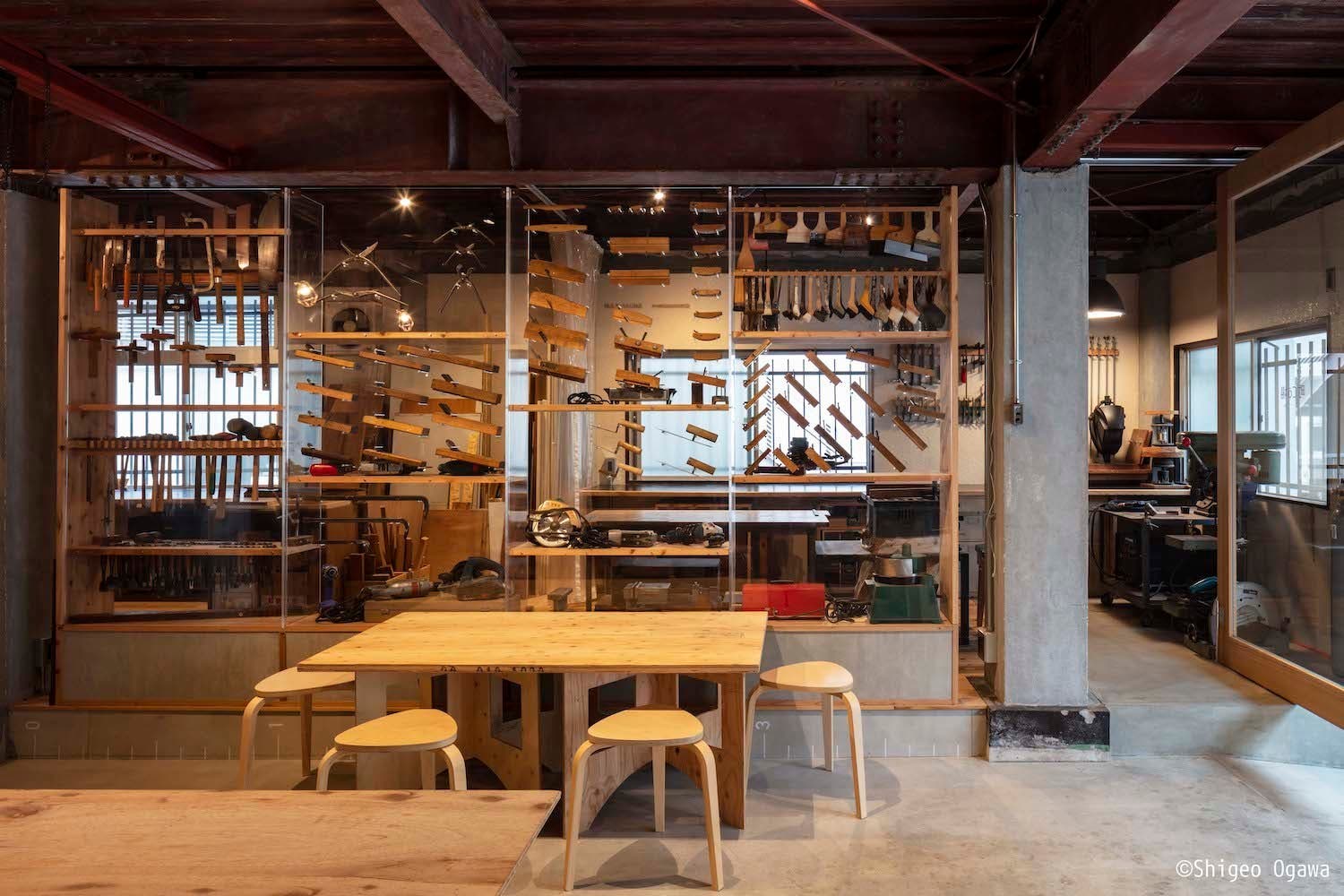 旧町工場を改修したインダストリアルなコワーキングカフェの写真5