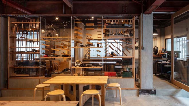 旧町工場を改修したインダストリアルなコワーキングカフェの写真5