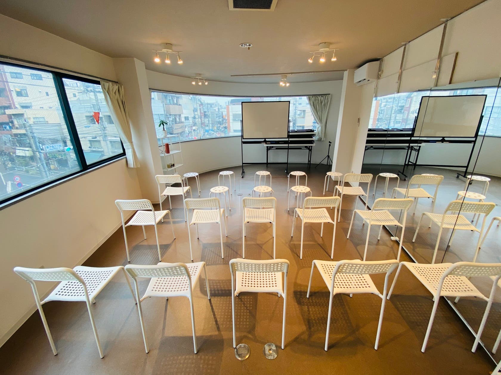 【東十条駅徒歩5分】ダンスのできるレンタルスペース　会議室としても⭕️Wi-fi他備品は利用無料✨ダンス〜6名・着席〜20名の写真4