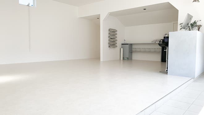 白を基調としたレンタルスペースの写真1