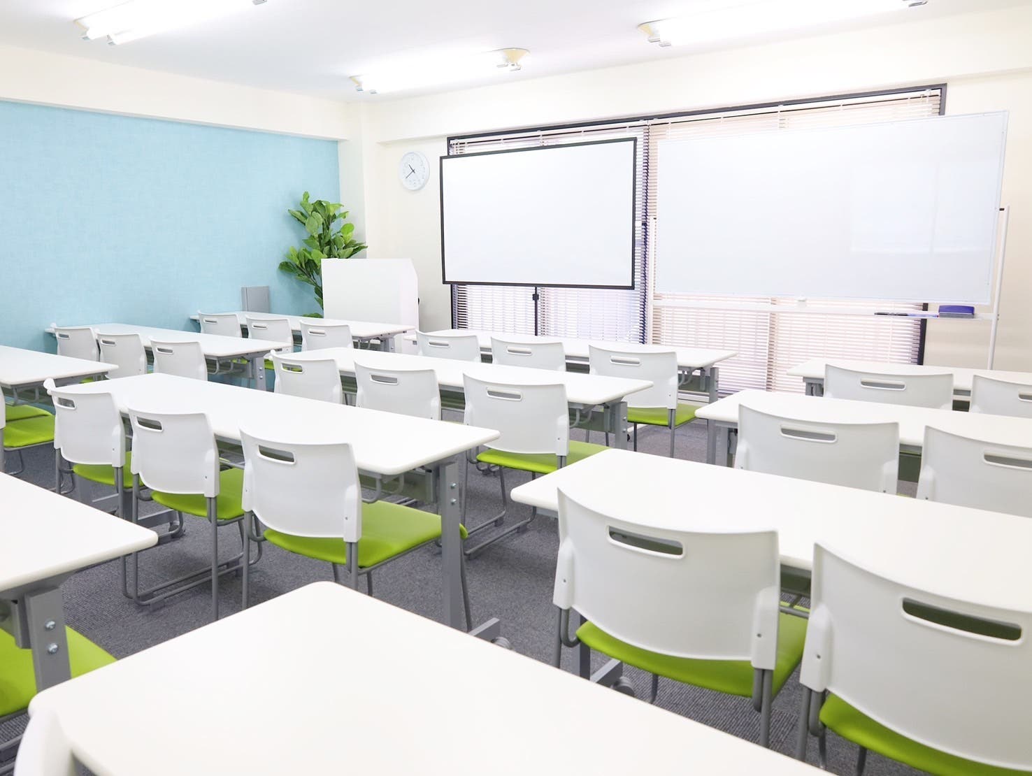  8/10エアコン新調♪《RIVERLD神田》神田駅2分/最大32名/光回線WiFi無料/静かで明るい会議室の写真1